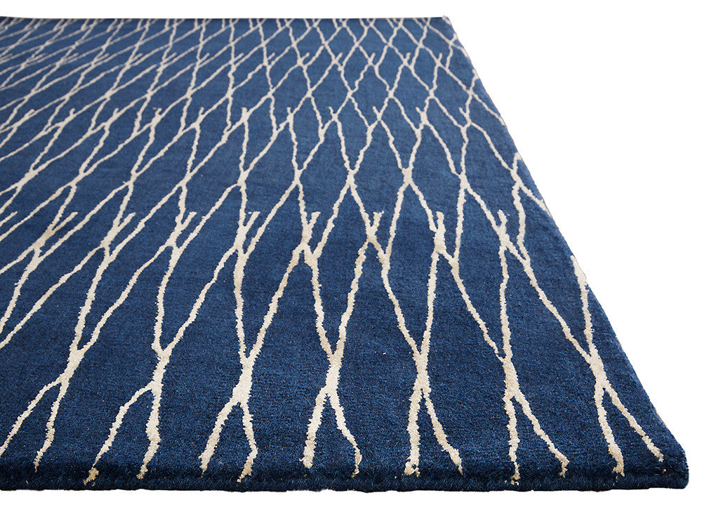 Hollis Beau Blue/White Area Rug - Froy.com
