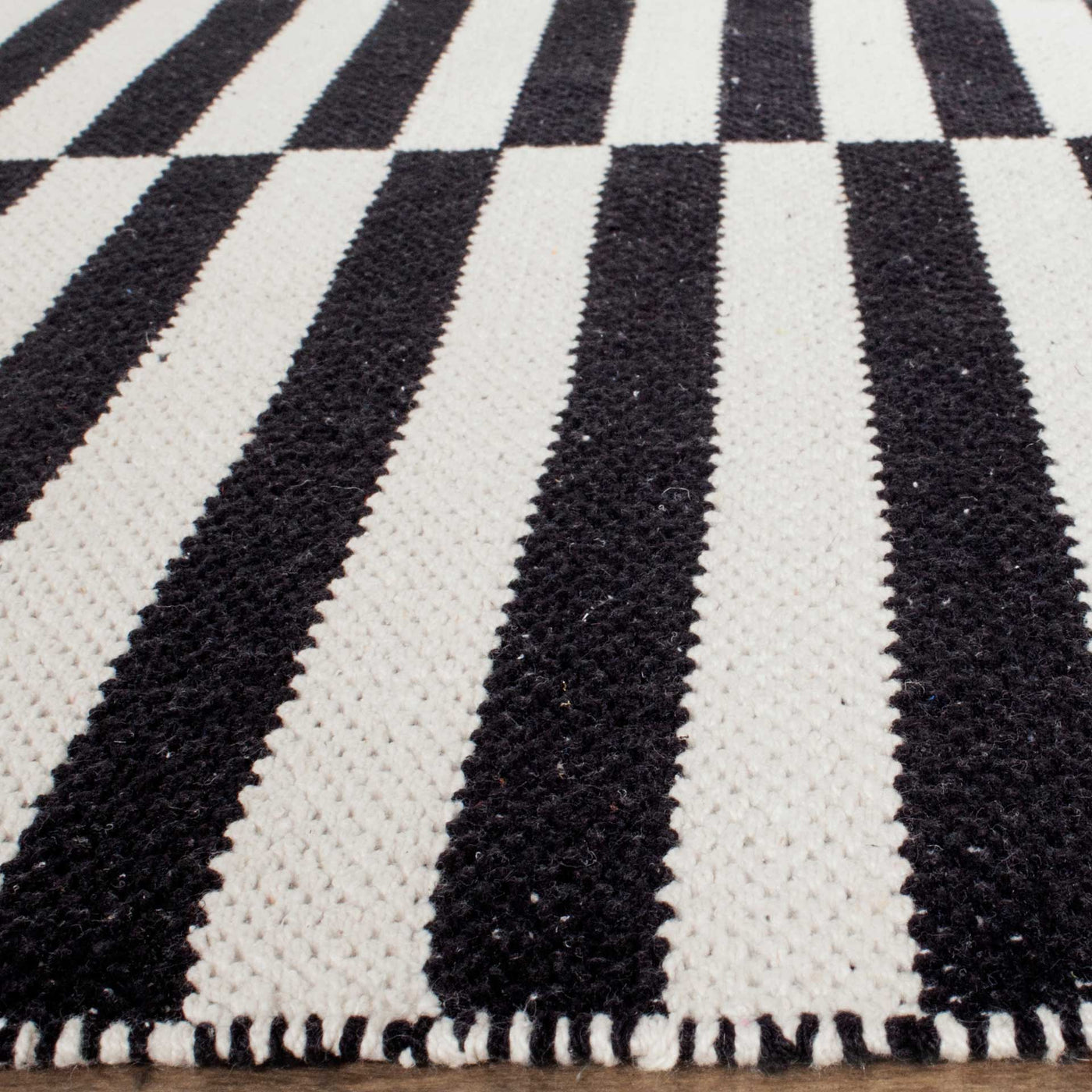 Montauk Checker Ivory/Black Area Rug - Froy.com