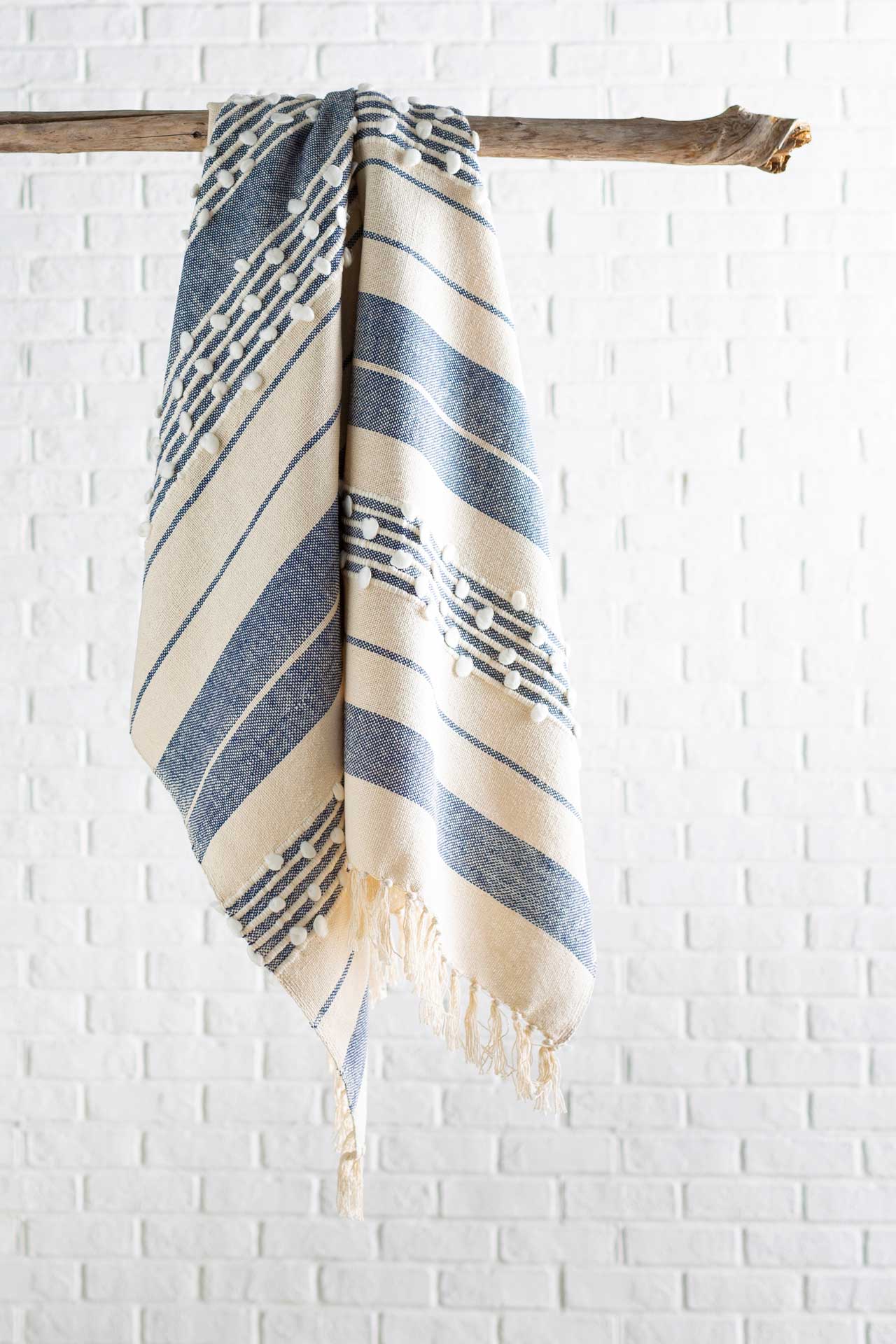 Yemariam Throw Navy/White/Cream - Froy.com